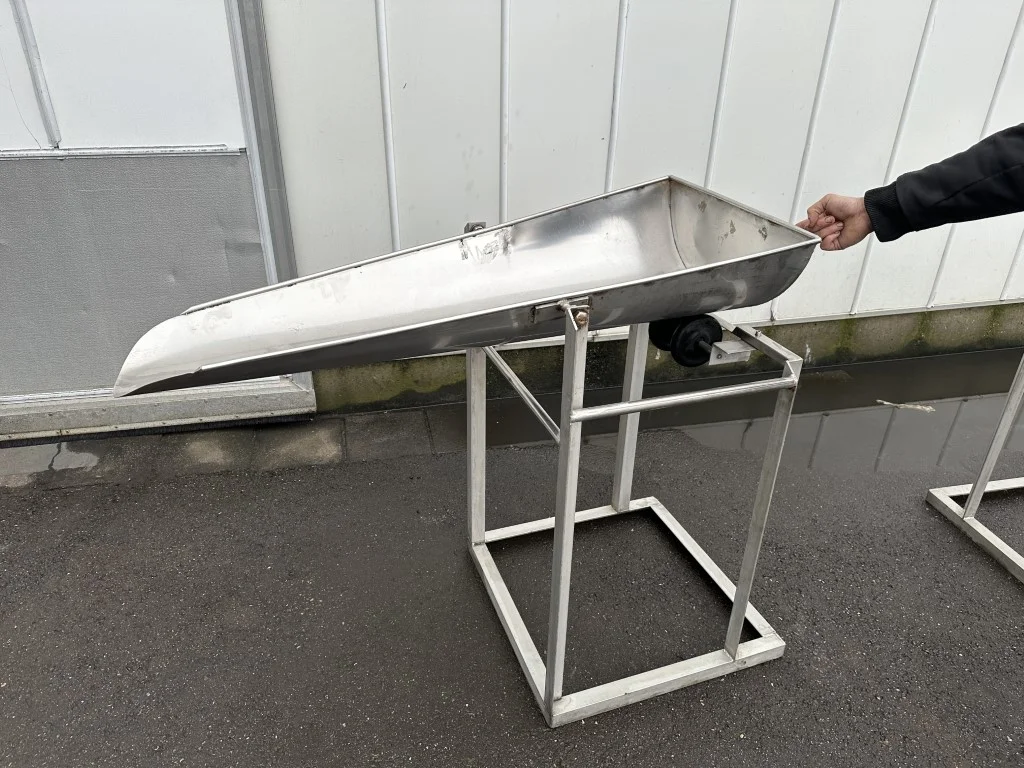 Stainless steel tilting funnel for bagging products • Duijndam Machines