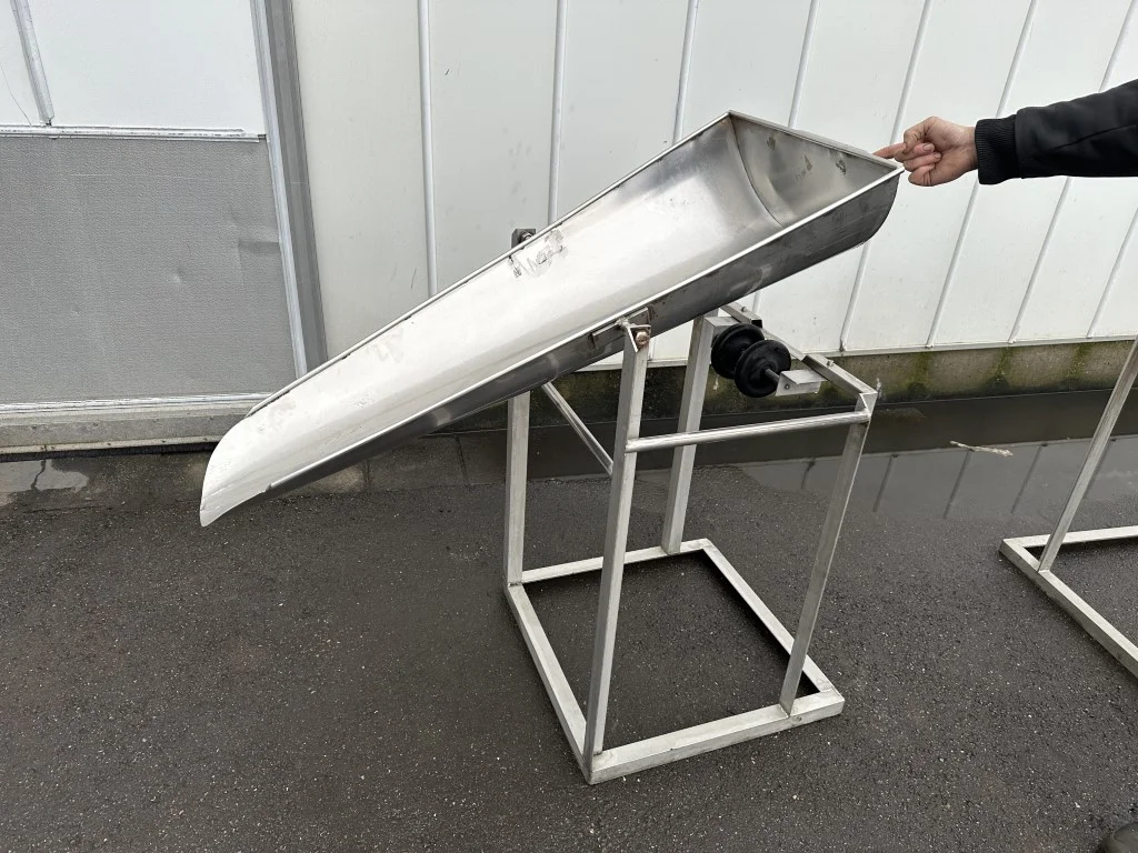 Stainless steel tilting funnel for bagging products • Duijndam Machines