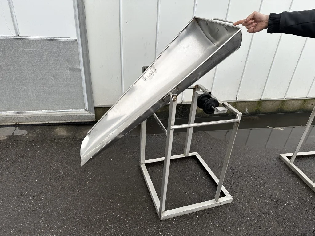 Stainless steel tilting funnel for bagging products • Duijndam Machines