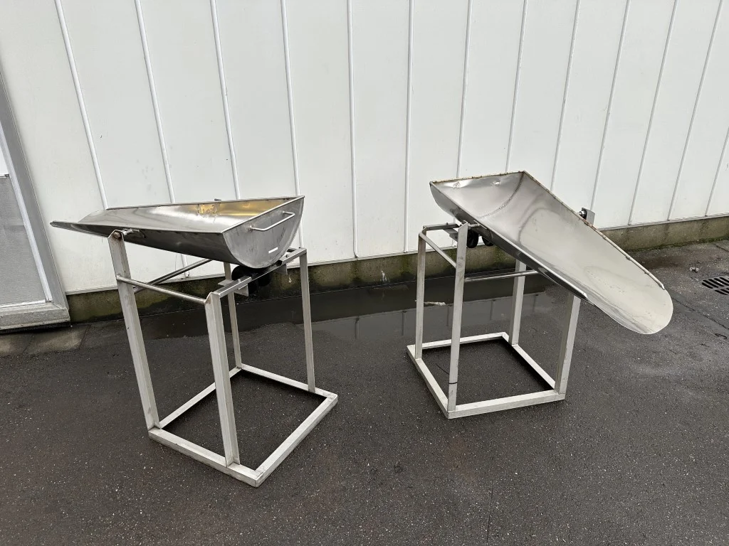 Stainless steel tilting funnel for bagging products • Duijndam Machines