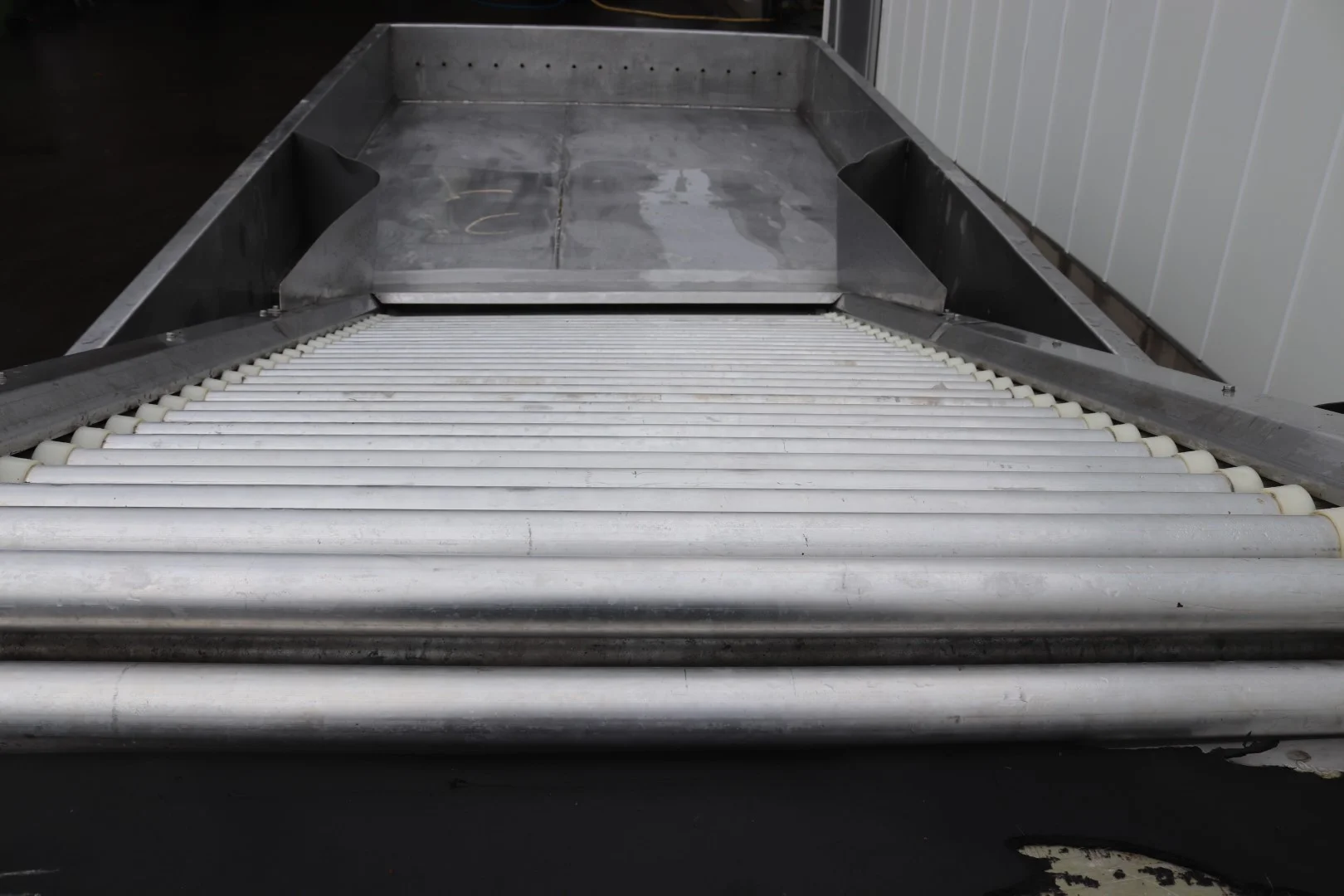 Stainless steel water dumper with roller conveyor elevator and pump ...