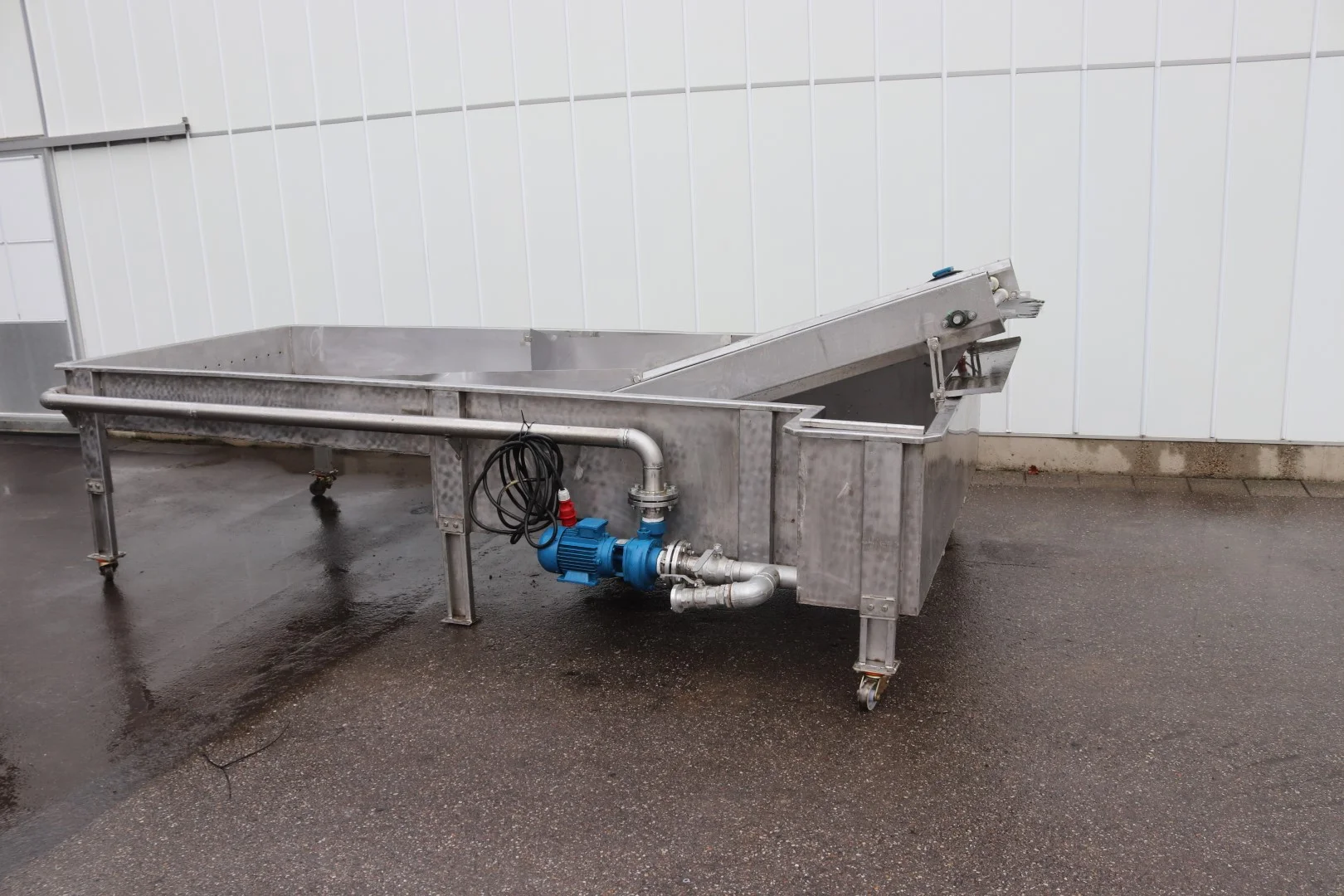 Stainless steel water dumper with roller conveyor elevator and pump ...