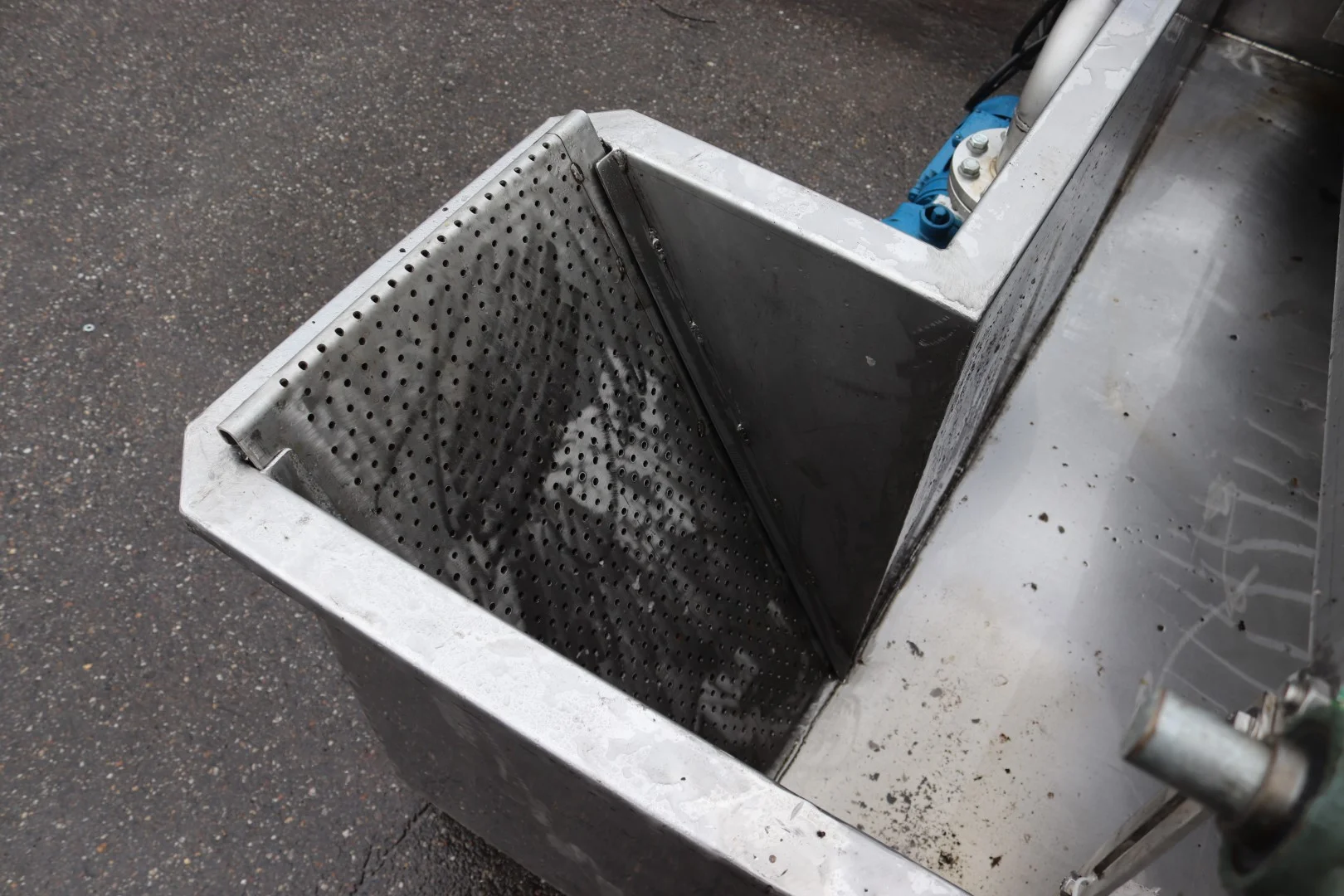 Stainless steel water dumper with roller conveyor elevator and pump ...