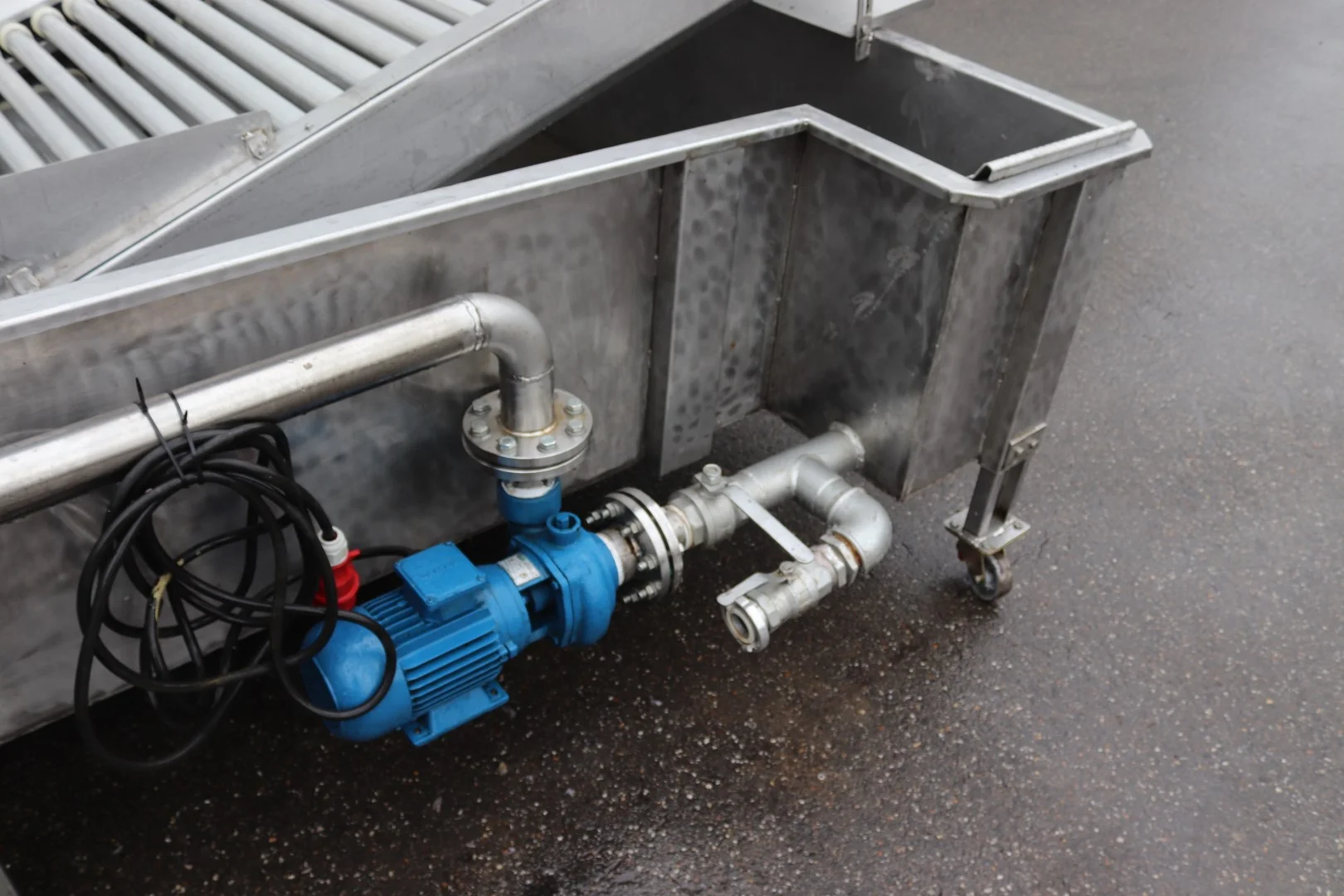 Stainless steel water dumper with roller conveyor elevator and pump ...