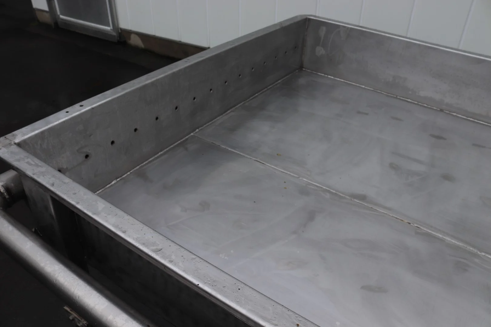 Stainless steel water dumper with roller conveyor elevator and pump ...