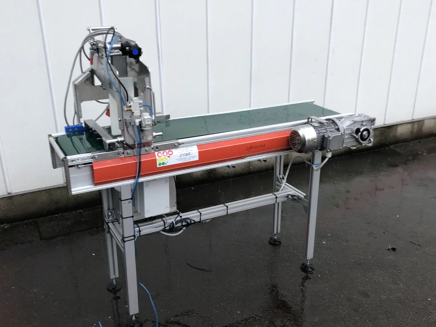 Stas conveyor 145 x 30 with Jasa pneumatic ejector • Duijndam Machines