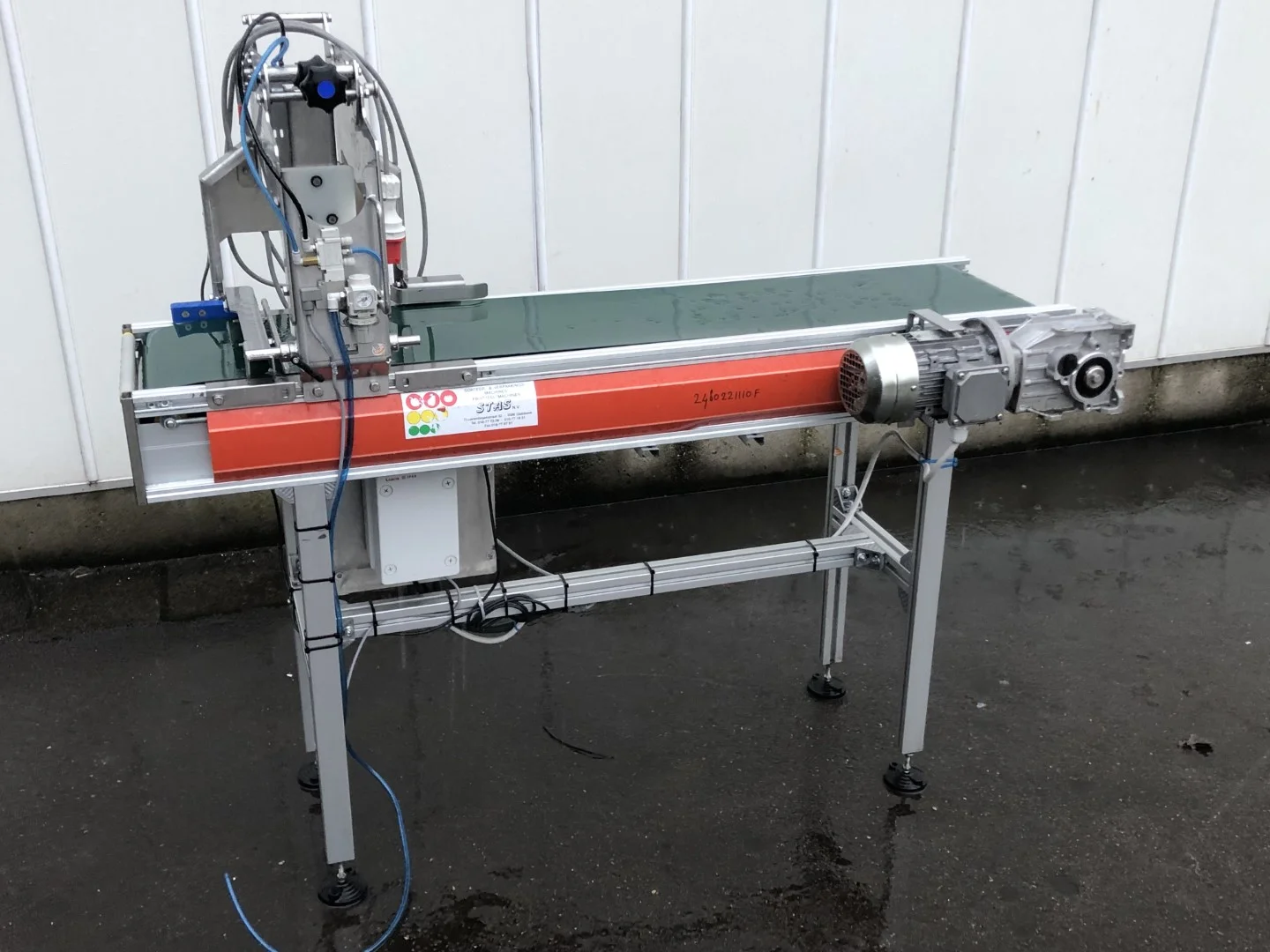 Stas conveyor 145 x 30 with Jasa pneumatic ejector • Duijndam Machines