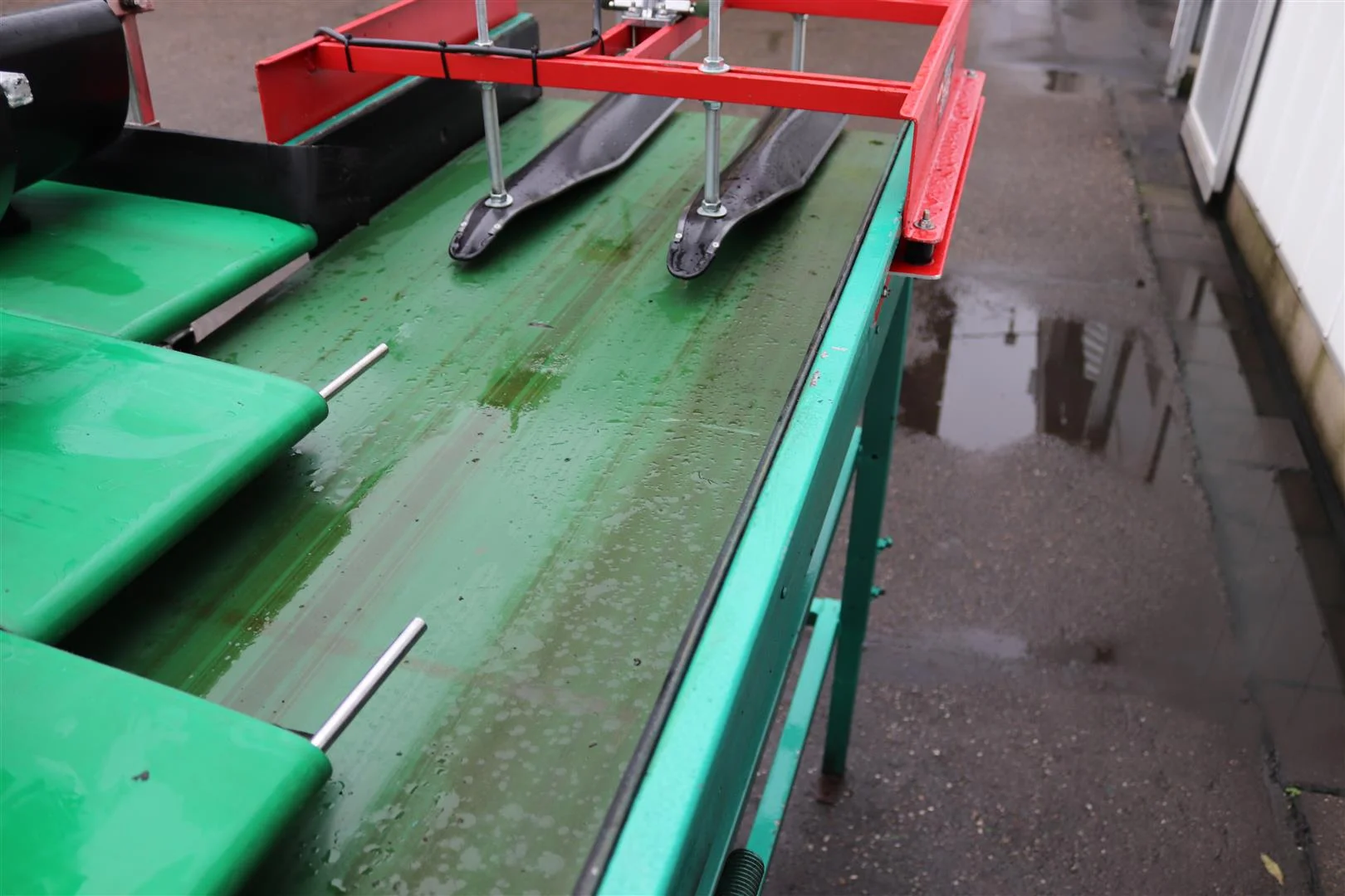 Stas multiple lane conveyor with conveyor • Duijndam Machines