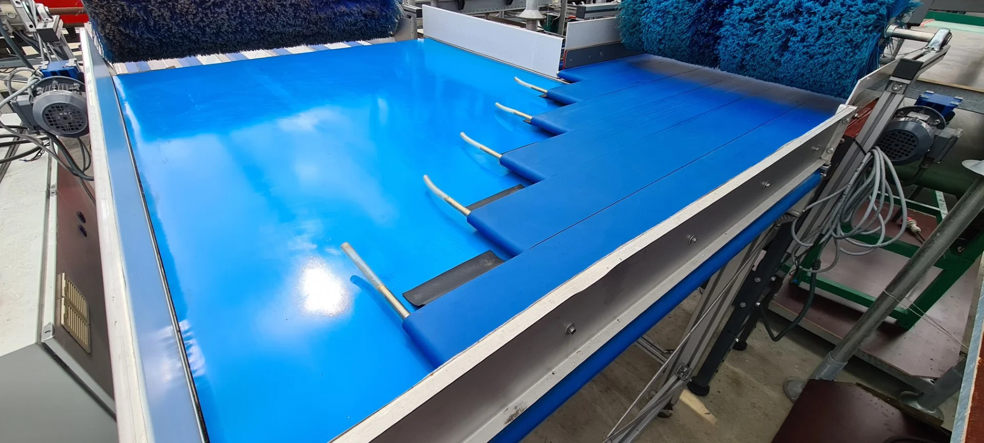 Stas multiple lane conveyor with conveyor • Duijndam Machines