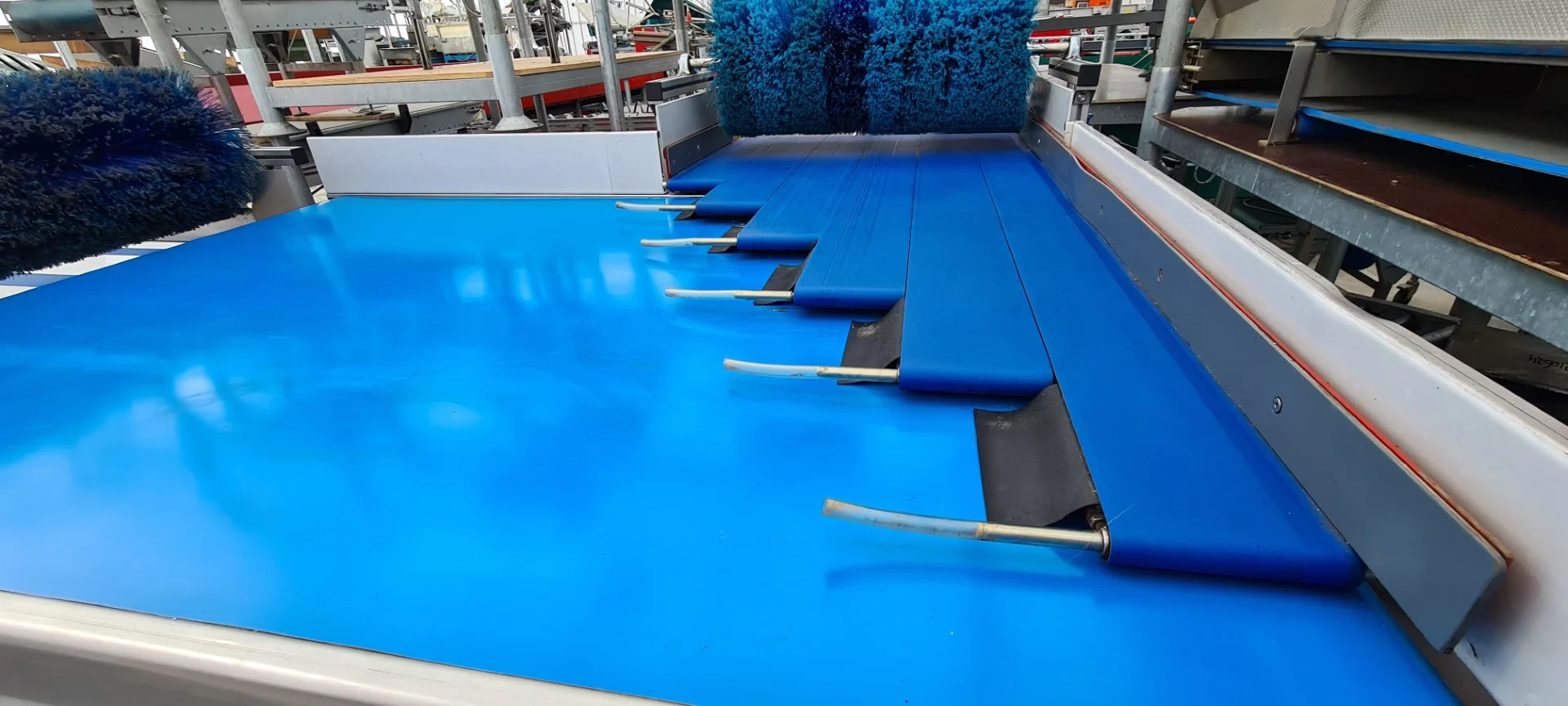 Stas multiple lane conveyor with conveyor • Duijndam Machines