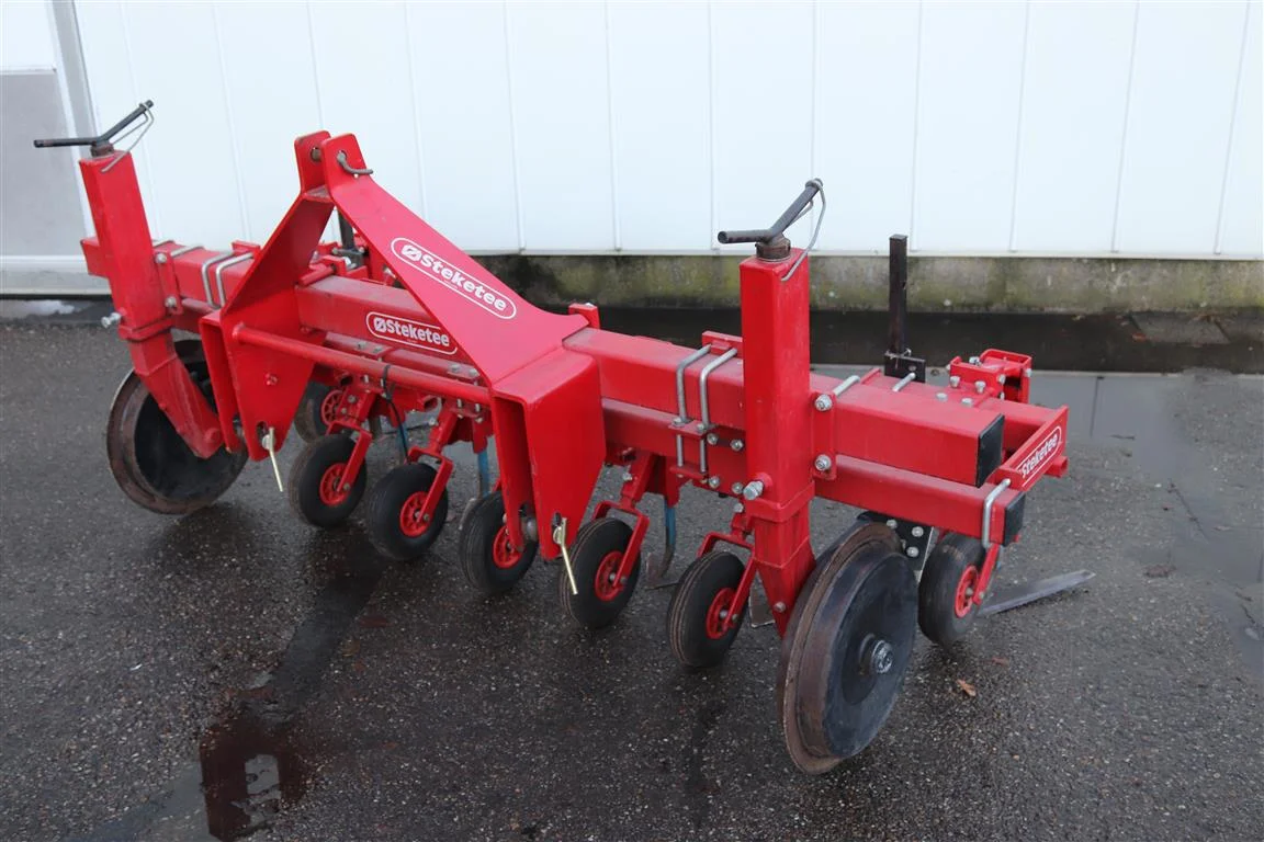 Steketee inter row cultivator hoeing machine • Duijndam Machines
