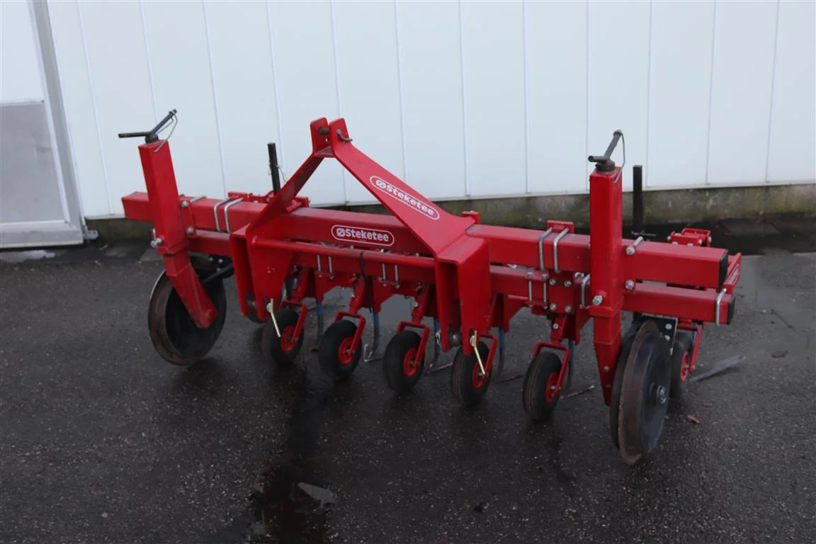 Steketee inter row cultivator hoeing machine • Duijndam Machines
