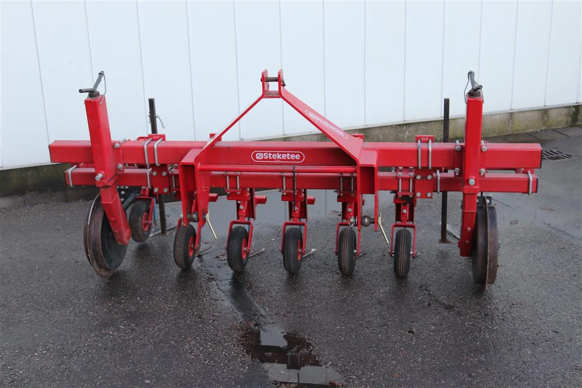 Steketee inter row cultivator hoeing machine • Duijndam Machines