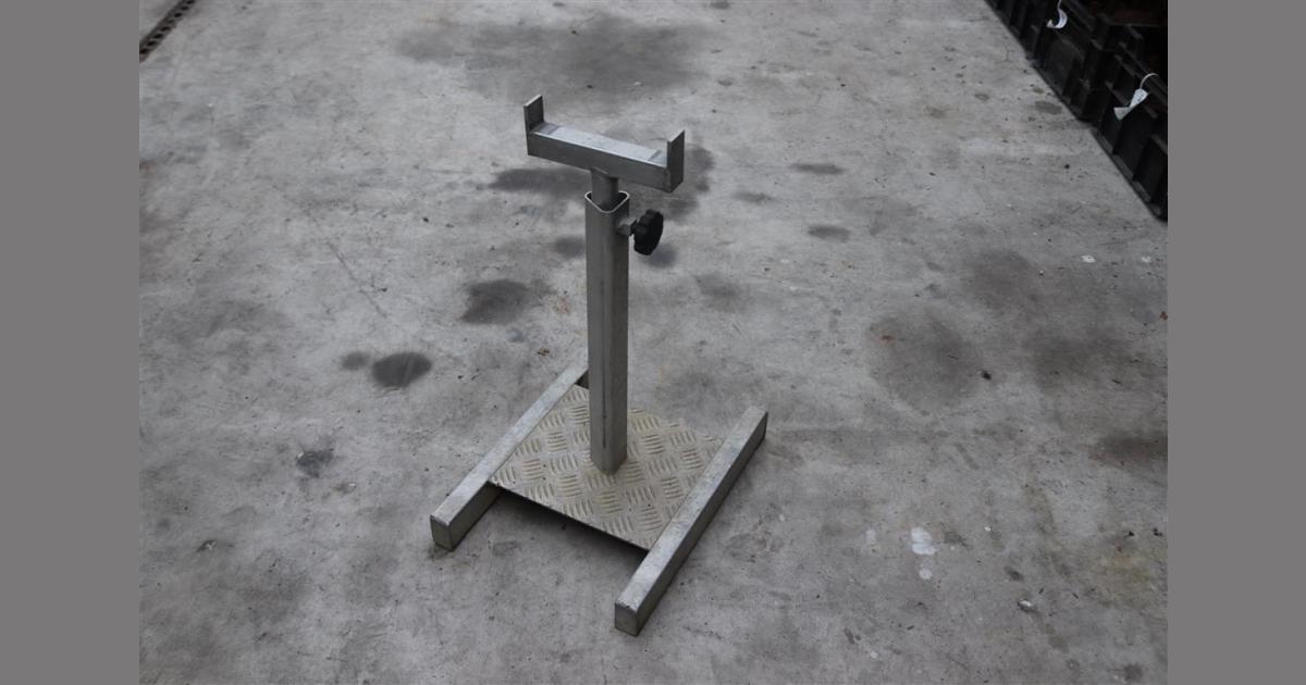 Supports / legs for conveyors • Duijndam Machines