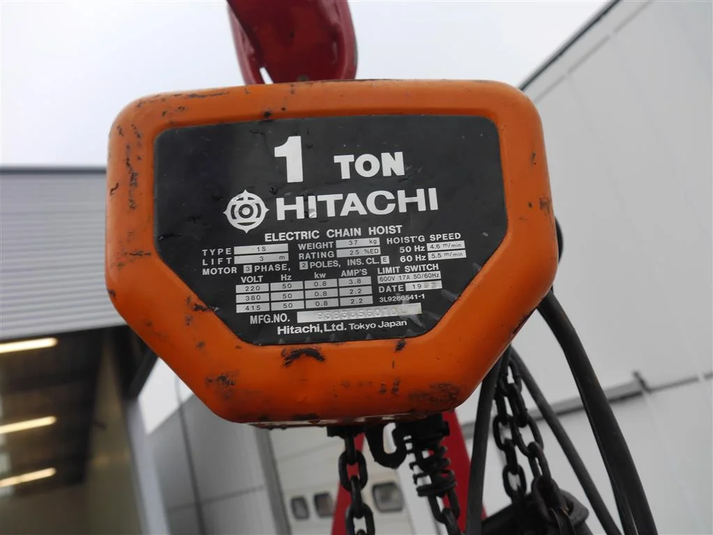 Hitachi electrical hoist with tipper • Duijndam Machines