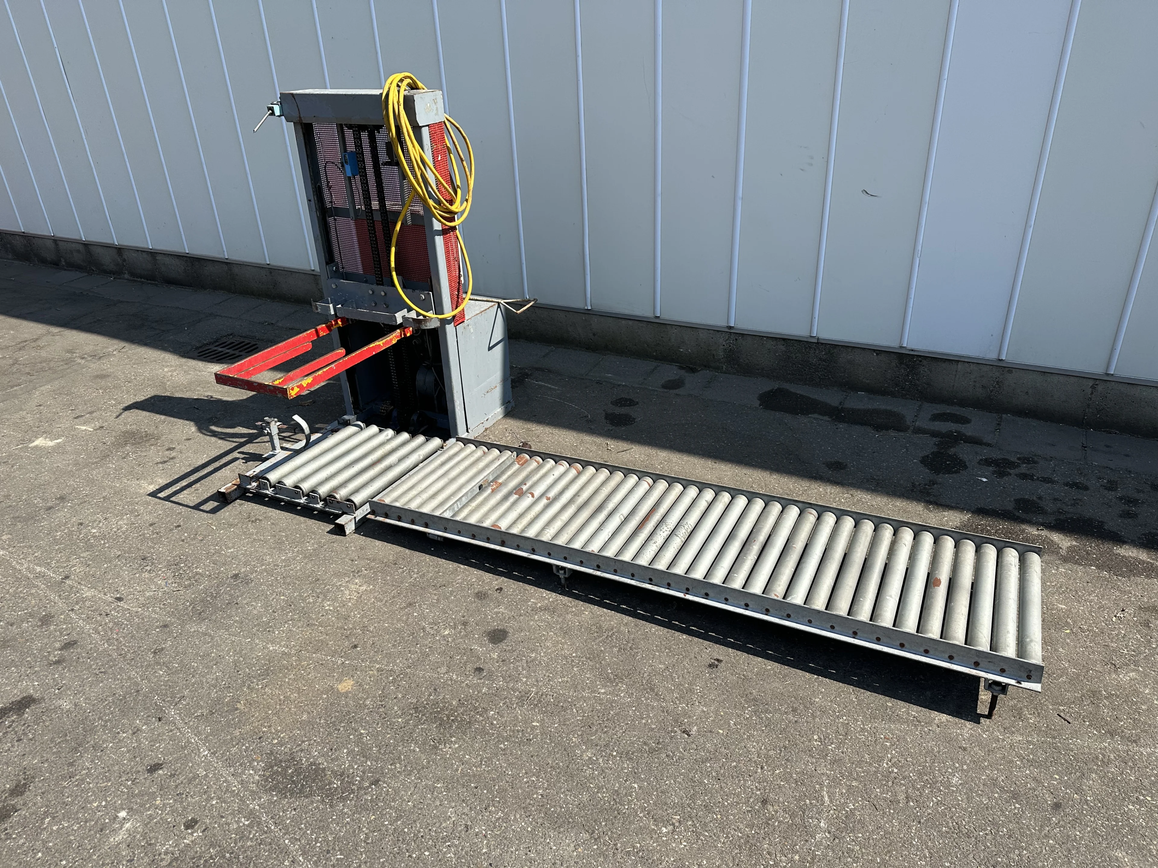 Taks box lift for cucumber boxes • Duijndam Machines