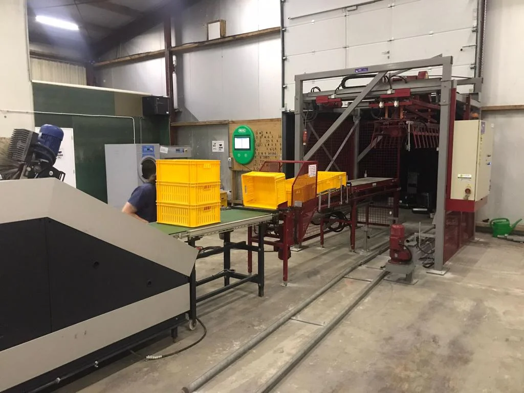 Taks cucumber box destacking and unloading system for cucumbers ...