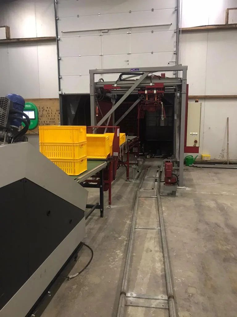 Taks cucumber box destacking and unloading system for cucumbers ...