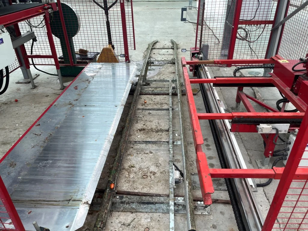 Taks TTS 8213 automatic unloading system for pipe rail trolleys with ...