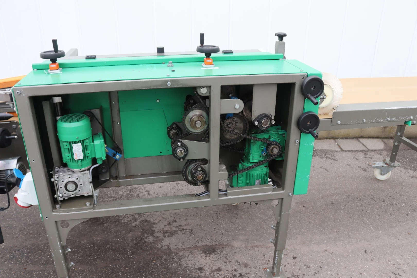 Total systems debulbing machine for tulips • Duijndam Machines