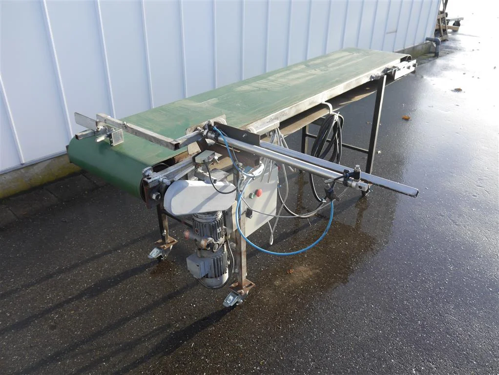 Conveyor with pneumatic push over system • Duijndam Machines