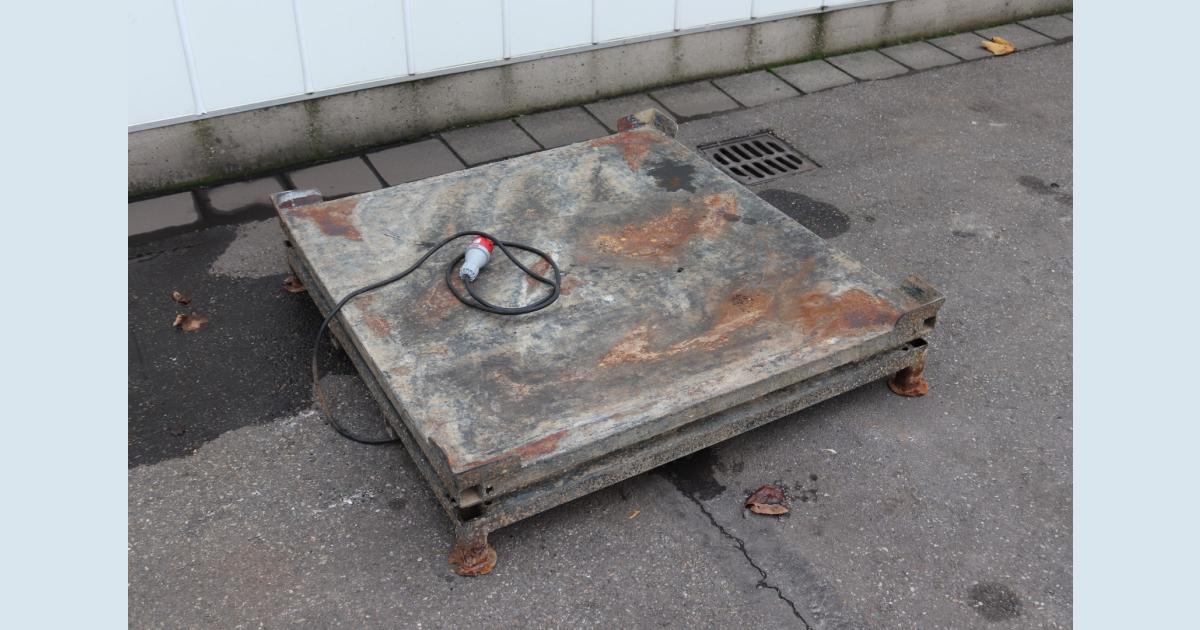 Vibrating table for big boxes • Duijndam Machines