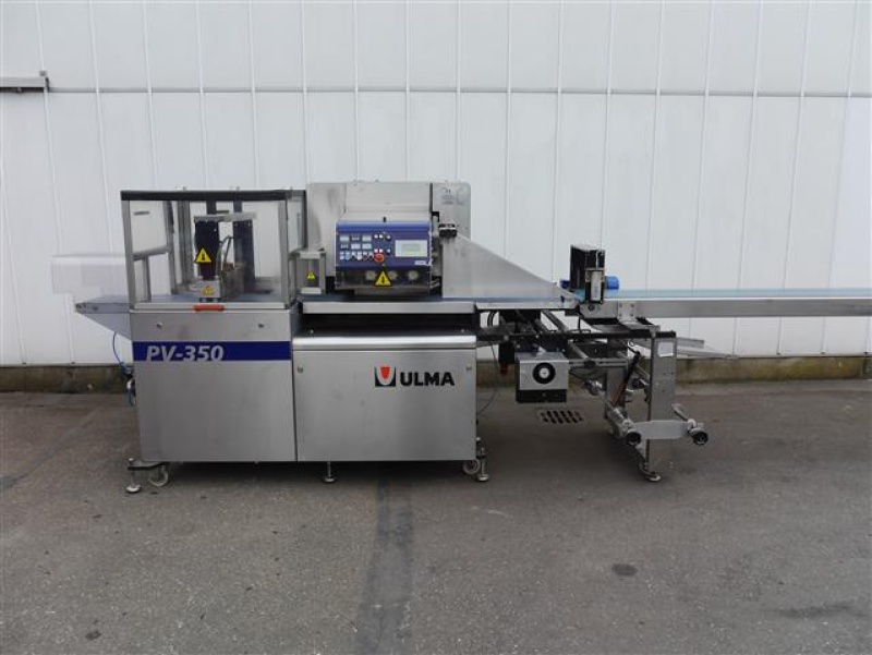Ulma PV-350 LS-H-I-X flowpacker with conveyor belt • Duijndam Machines