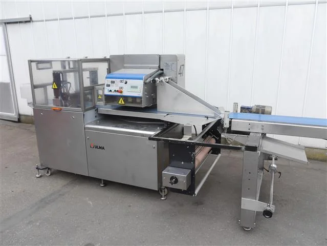Ulma PV-350 LS-H-I-X flowpacker with conveyor belt • Duijndam Machines