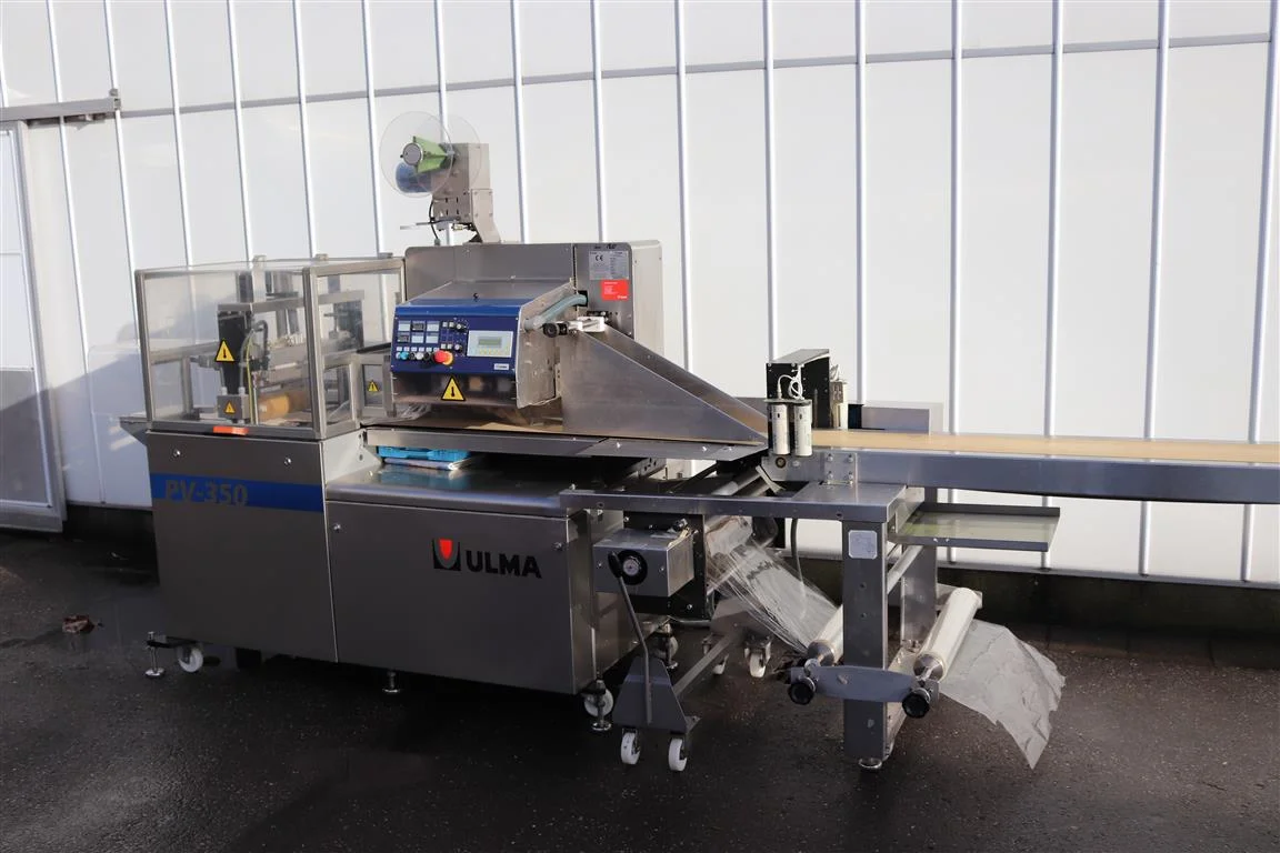 Ulma PV-350 LS-H-I-flowpacker with conveyor belt • Duijndam Machines