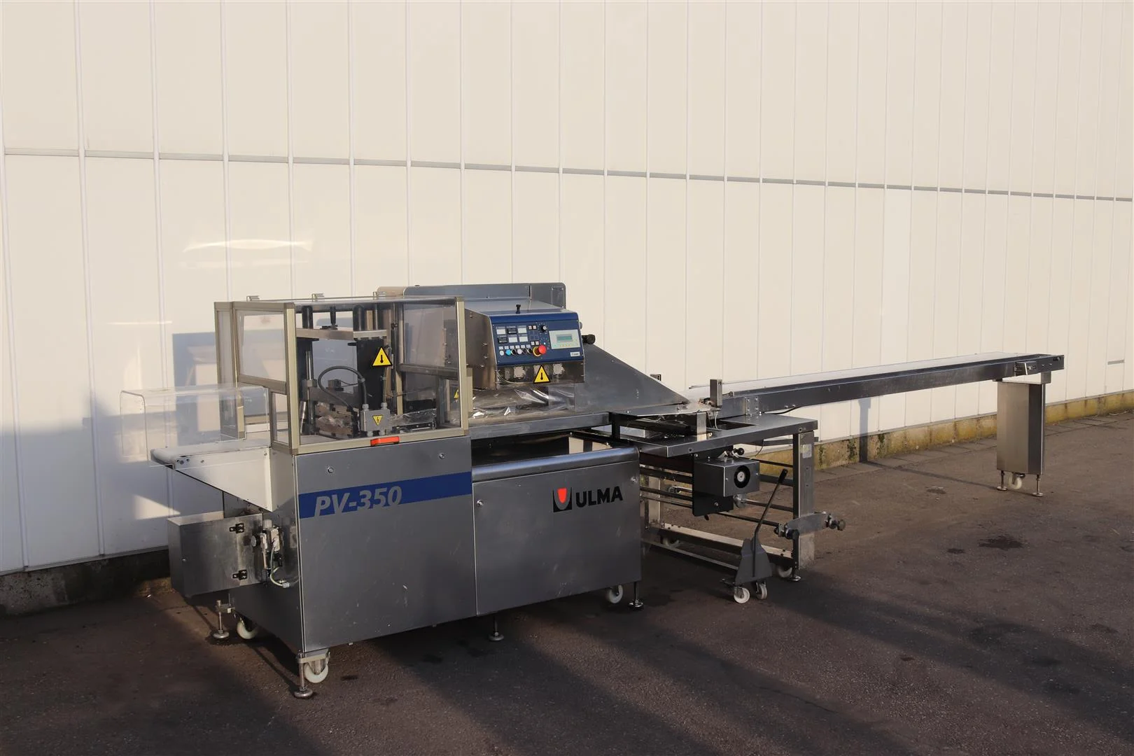 Ulma PV-350 LS-H-I-X flowpacker with conveyor belt • Duijndam Machines