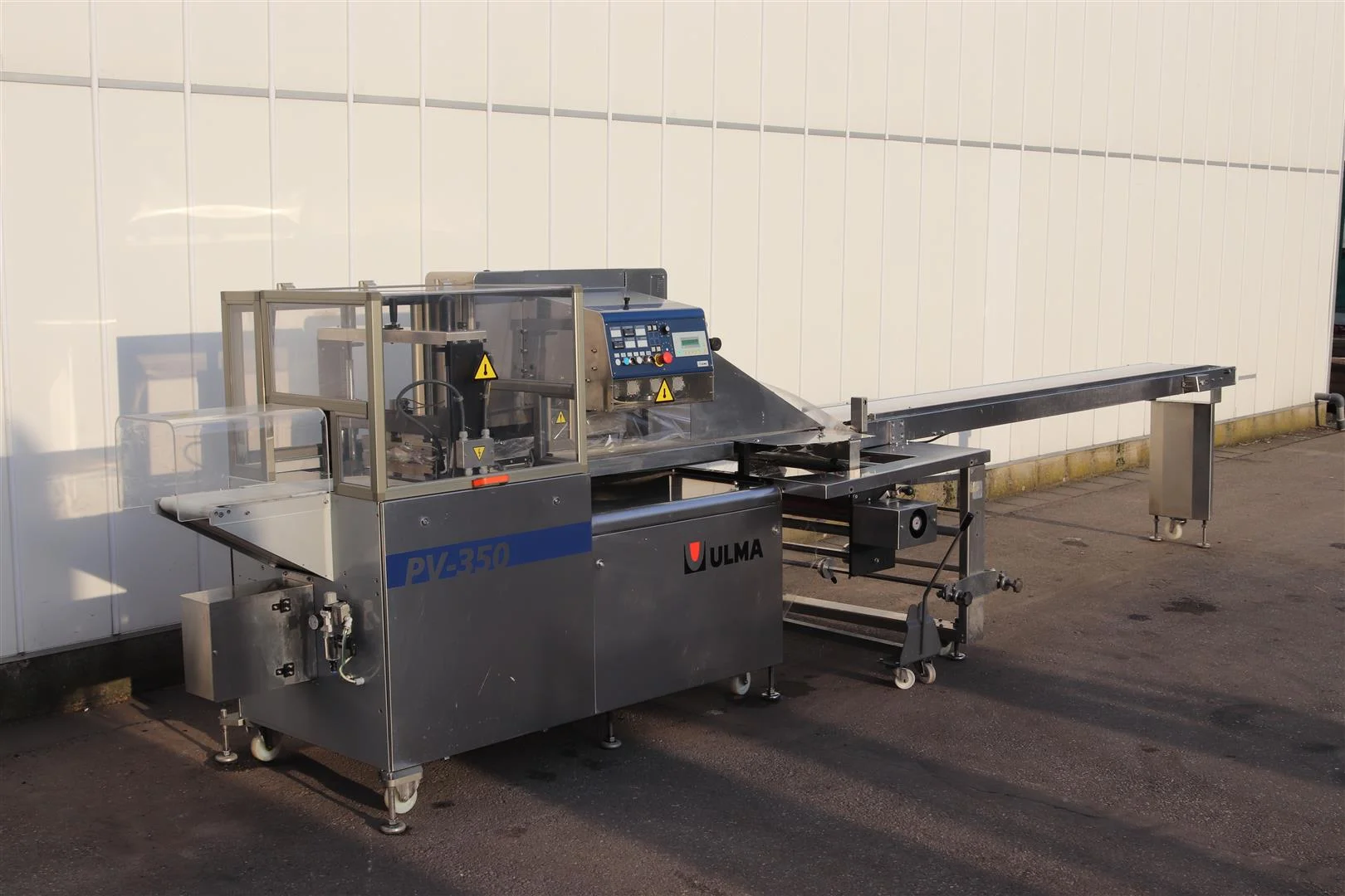 Ulma PV-350 LS-H-I-X flowpacker with conveyor belt • Duijndam Machines