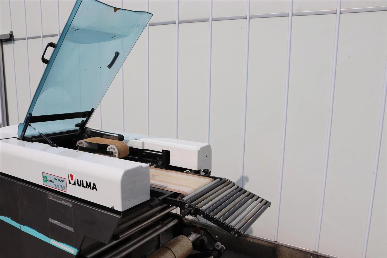 Ulma Super Chik stretch film wrapper for product packaging in preformed ...