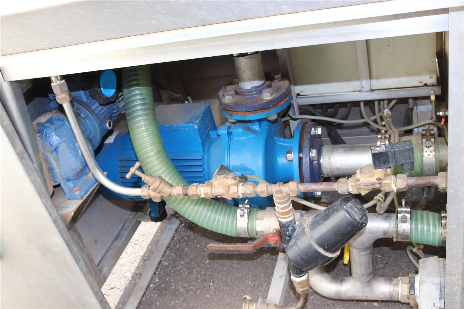 Unikon industrial tray and cratewasher • Duijndam Machines