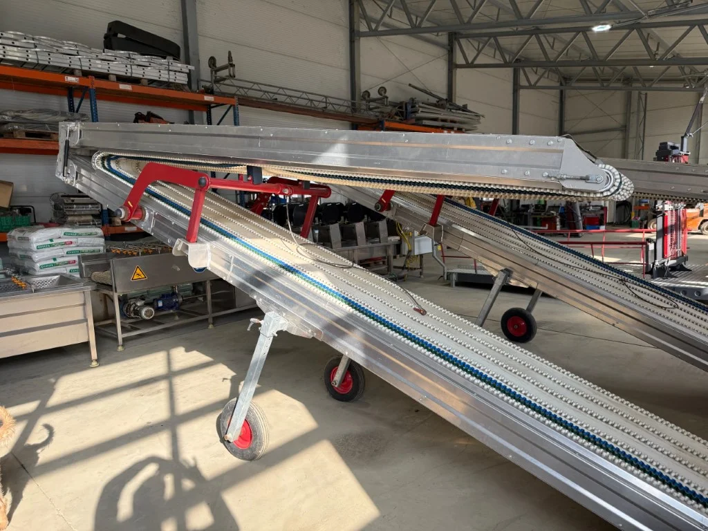 VDR harvesting conveyor for flowers with platform • Duijndam Machines