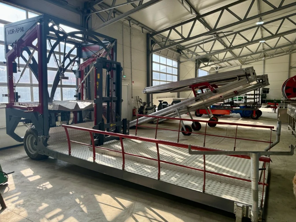 VDR harvesting conveyor for flowers with platform • Duijndam Machines