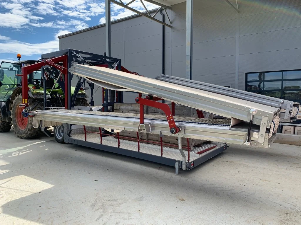 VDR harvesting conveyor for flowers with platform • Duijndam Machines