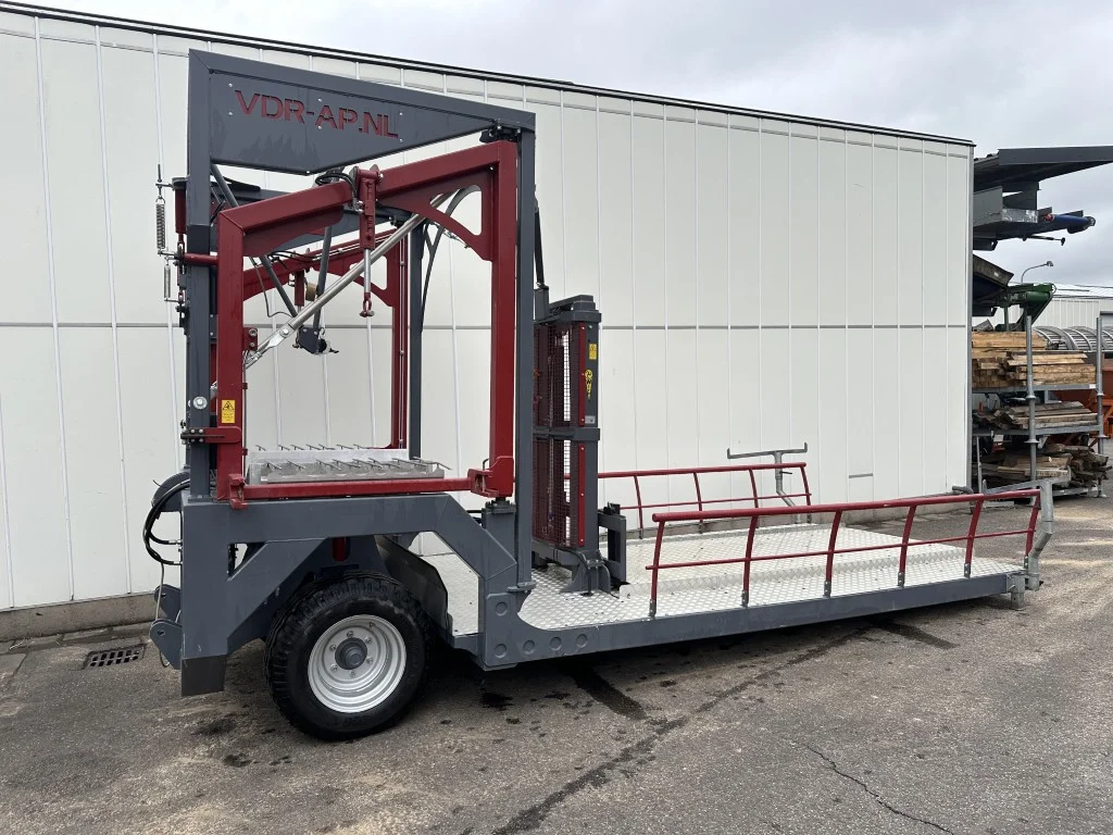 VDR harvesting conveyor for flowers with platform • Duijndam Machines