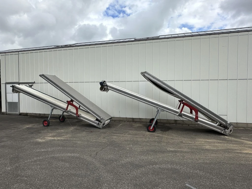 VDR harvesting conveyor for flowers with platform • Duijndam Machines