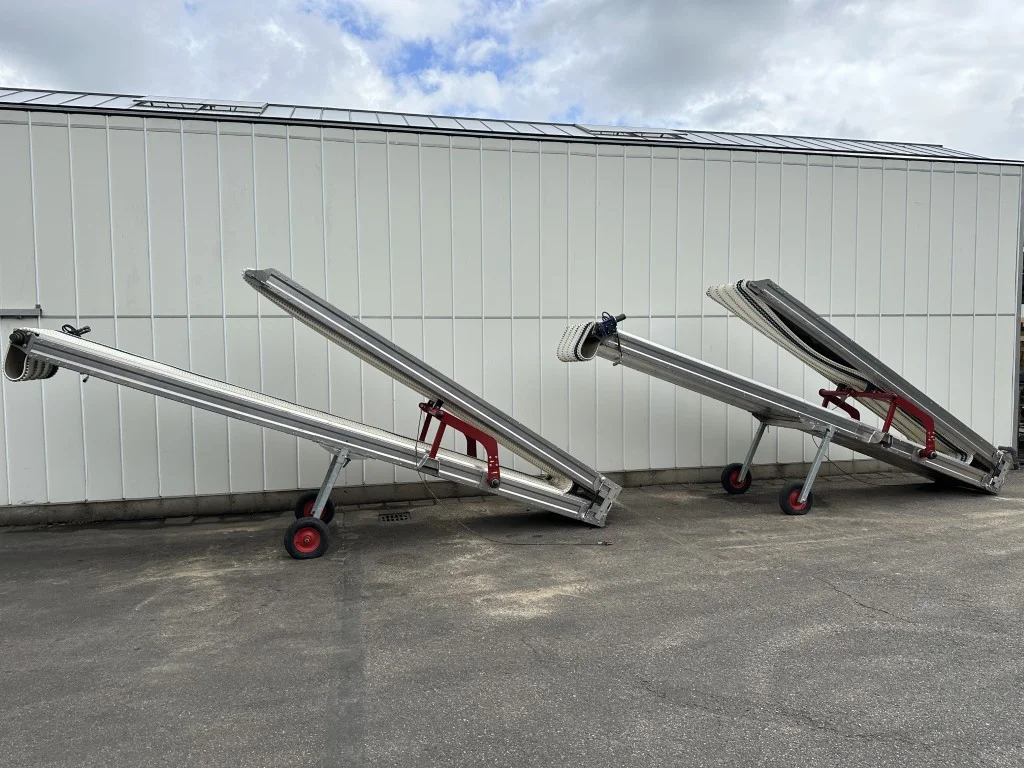 VDR harvesting conveyor for flowers with platform • Duijndam Machines