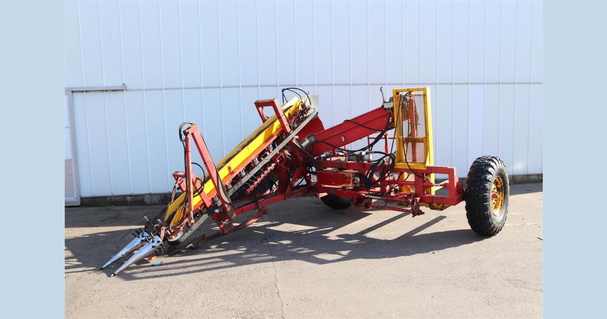 Verhoest harvesting machine for root celery • Duijndam Machines
