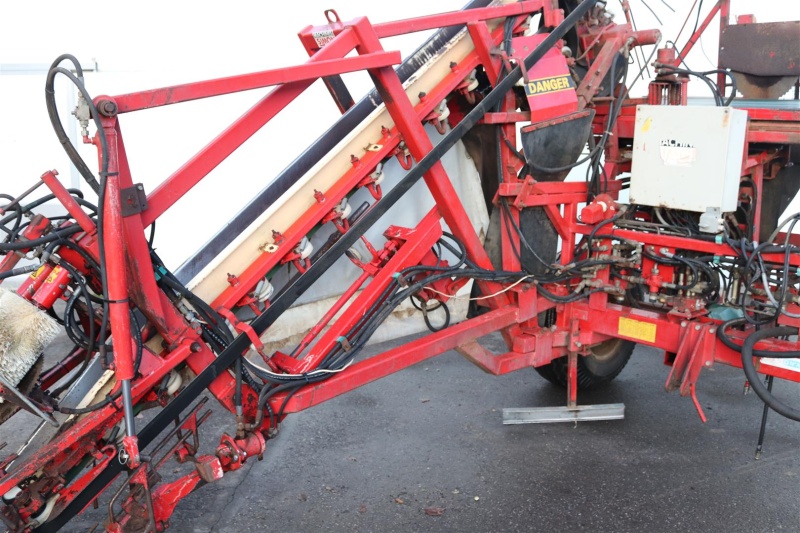 Simon RPNA automatic leek harvester with box filler • Duijndam Machines