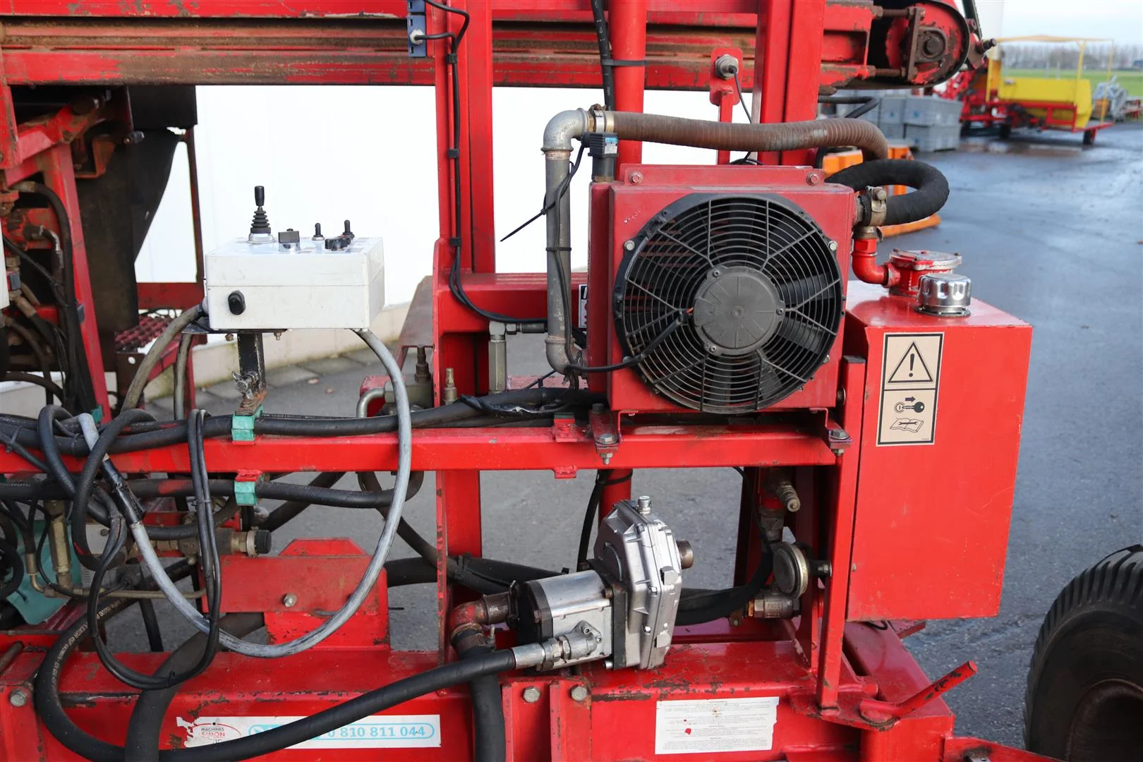 Simon RPNA automatic leek harvester with box filler • Duijndam Machines