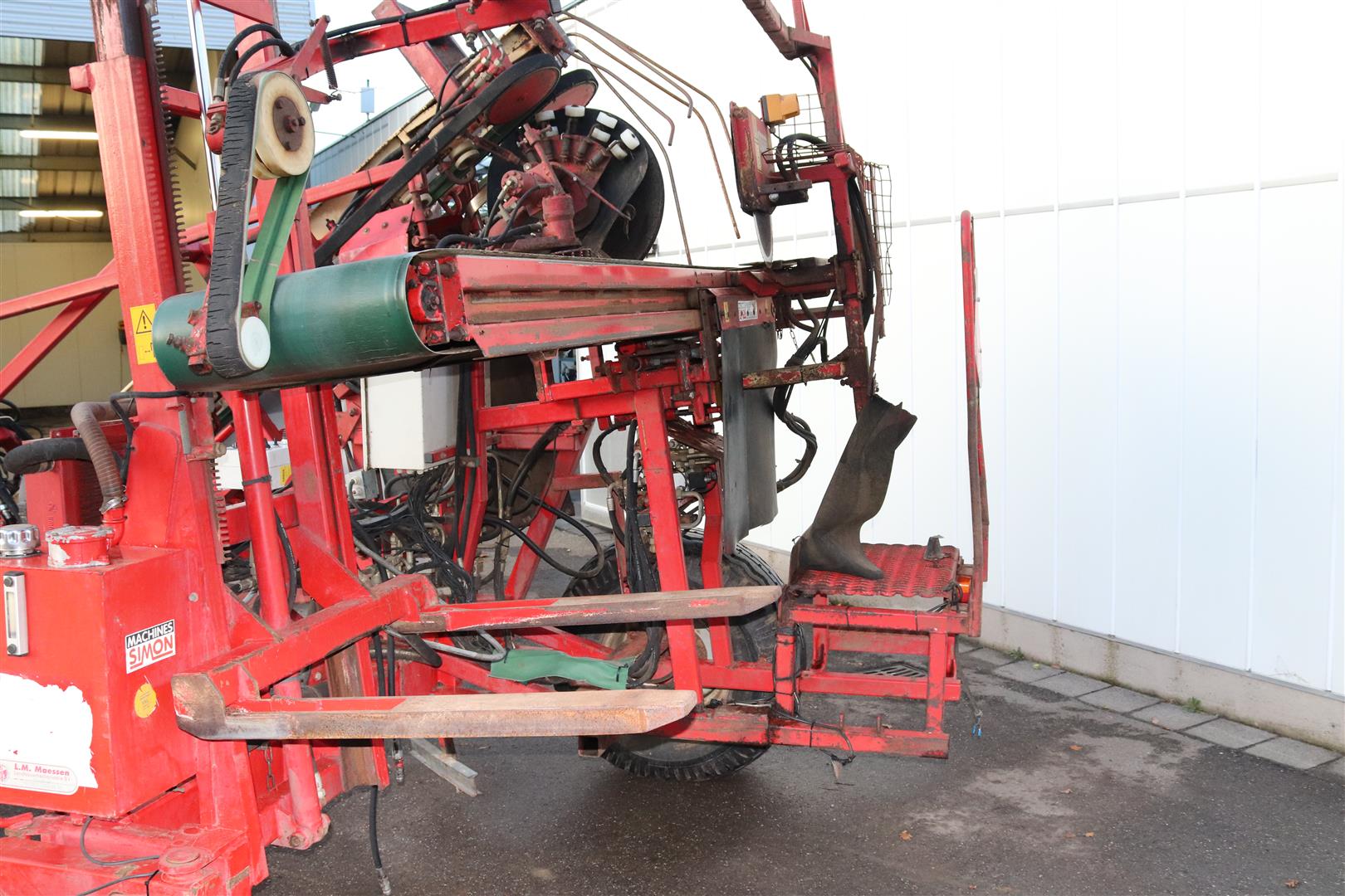 Simon RPNA automatic leek harvester with box filler • Duijndam Machines