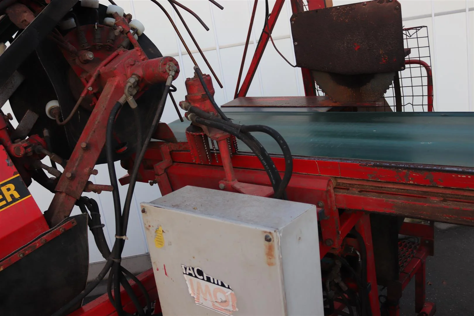 Simon RPNA automatic leek harvester with box filler • Duijndam Machines