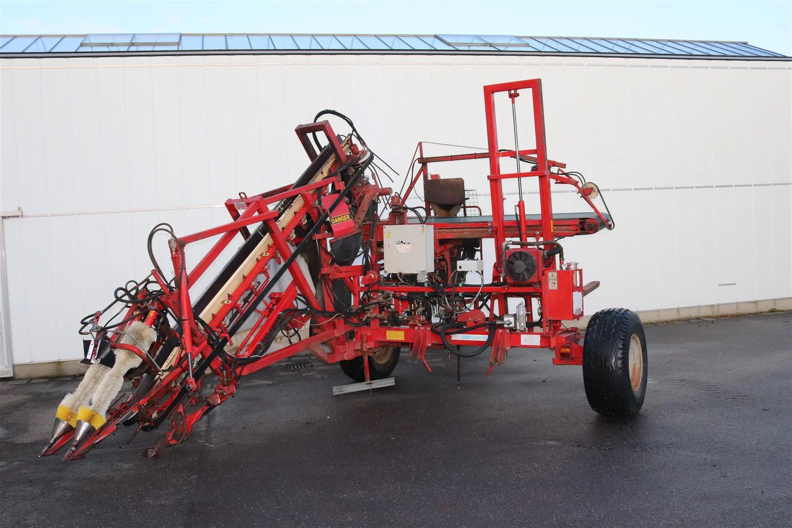 Simon RPNA automatic leek harvester with box filler • Duijndam Machines