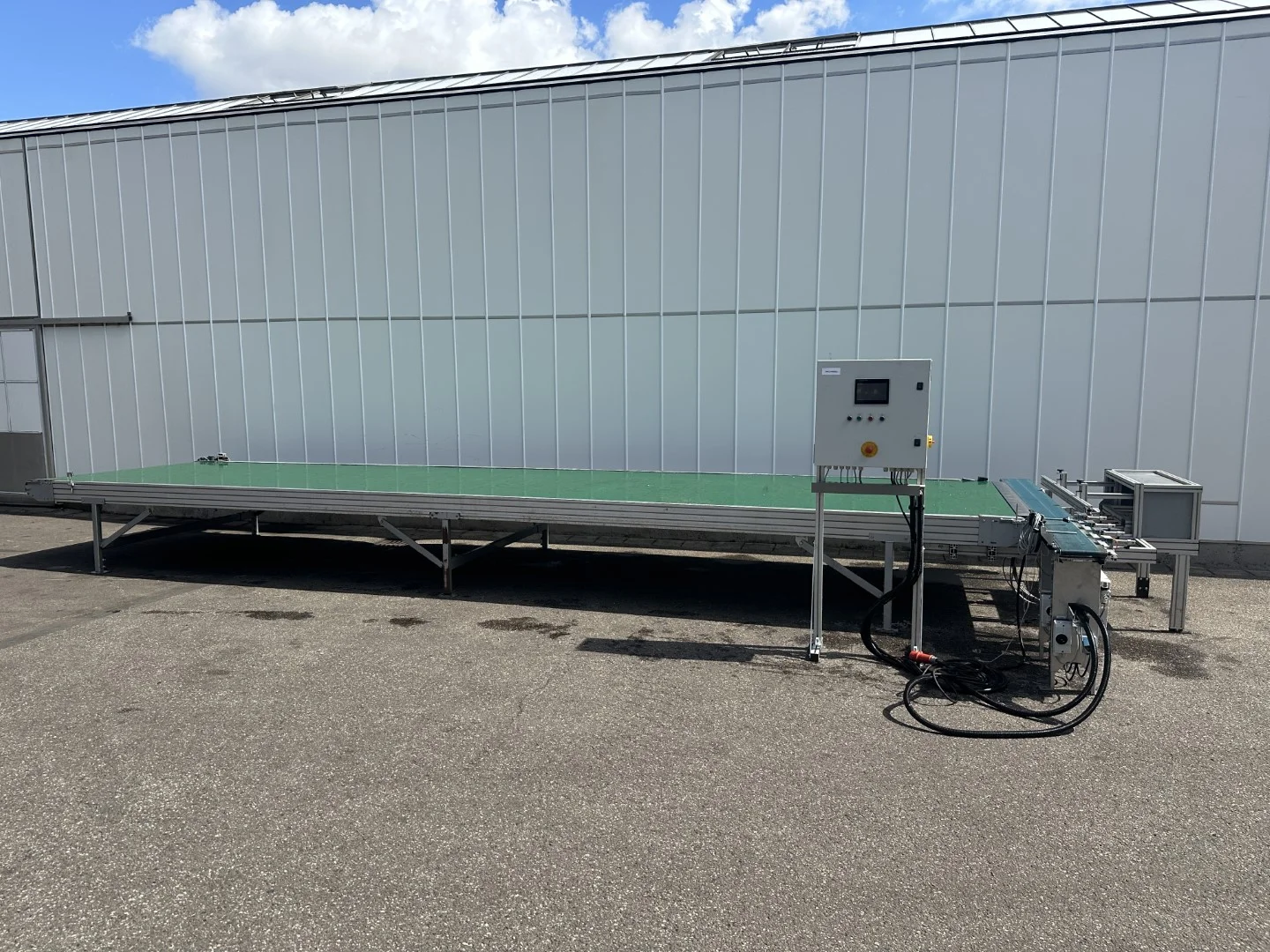 Visser buffer conveyor for potplants • Duijndam Machines