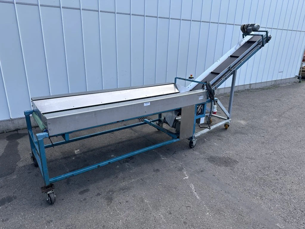 Visser elevator incline conveyor with dosing conveyor • Duijndam Machines