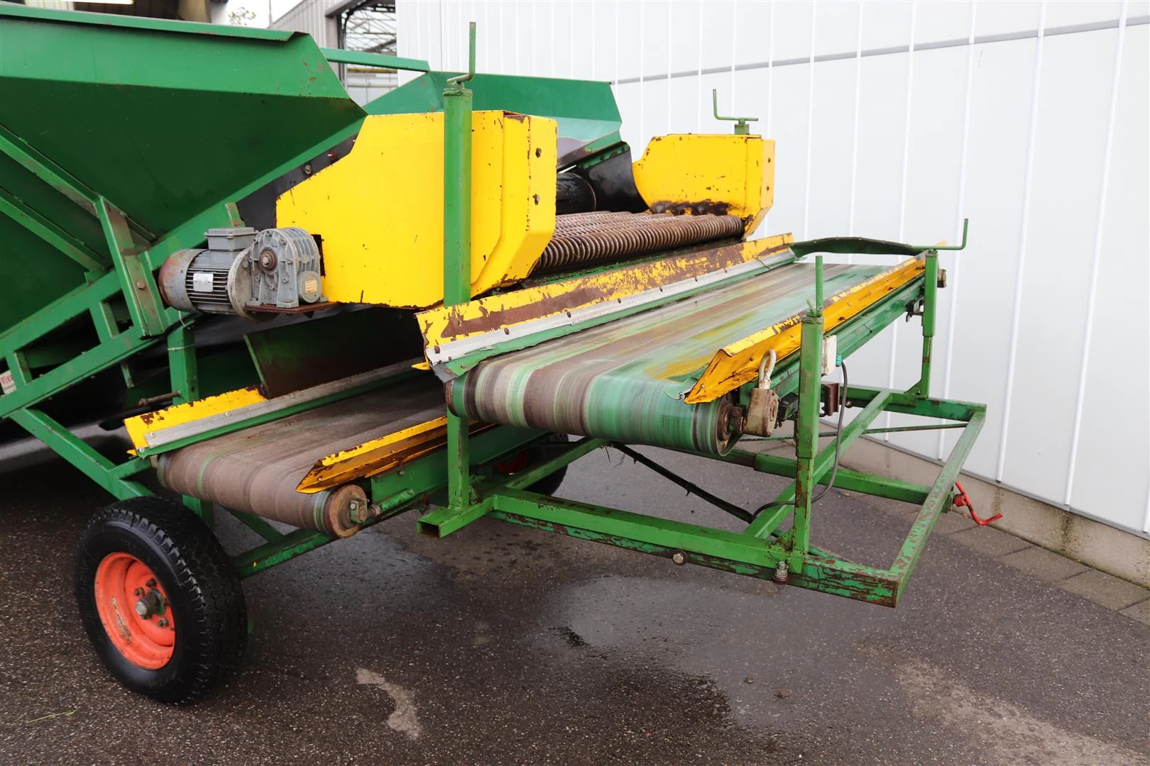 Visser hopper with roller cleaner • Duijndam Machines