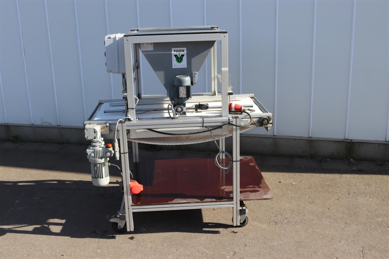 Visser vermiculite covering unit for trays • Duijndam Machines