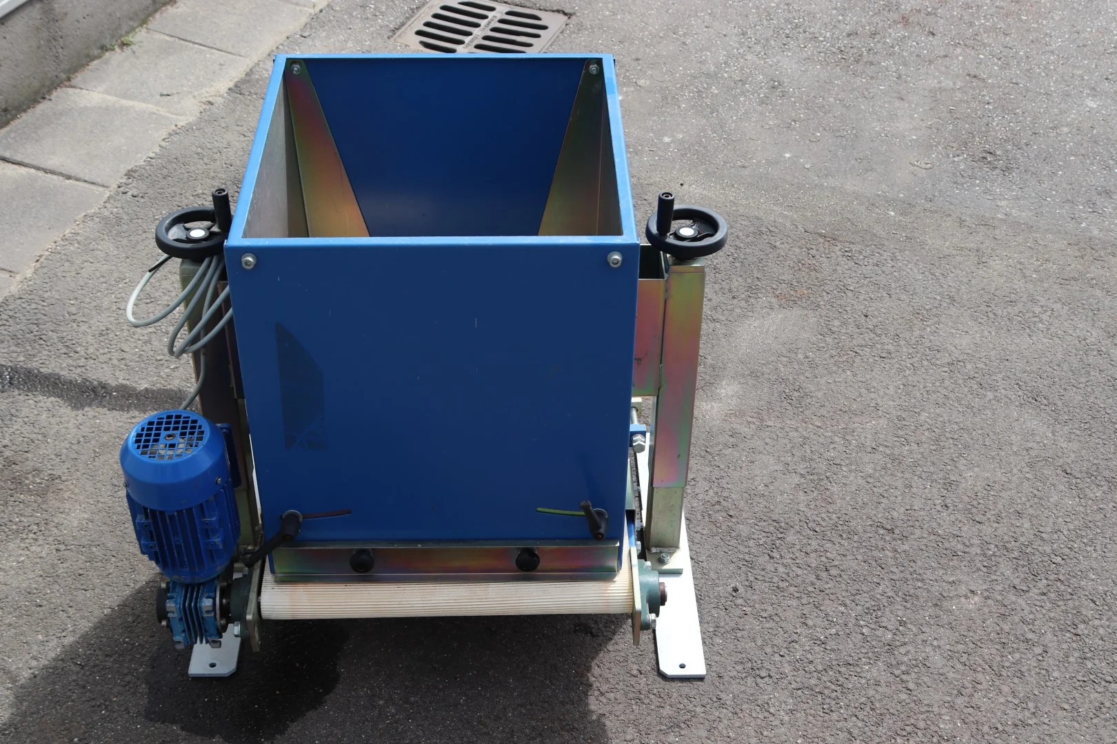 Visser covering unit for trays • Duijndam Machines